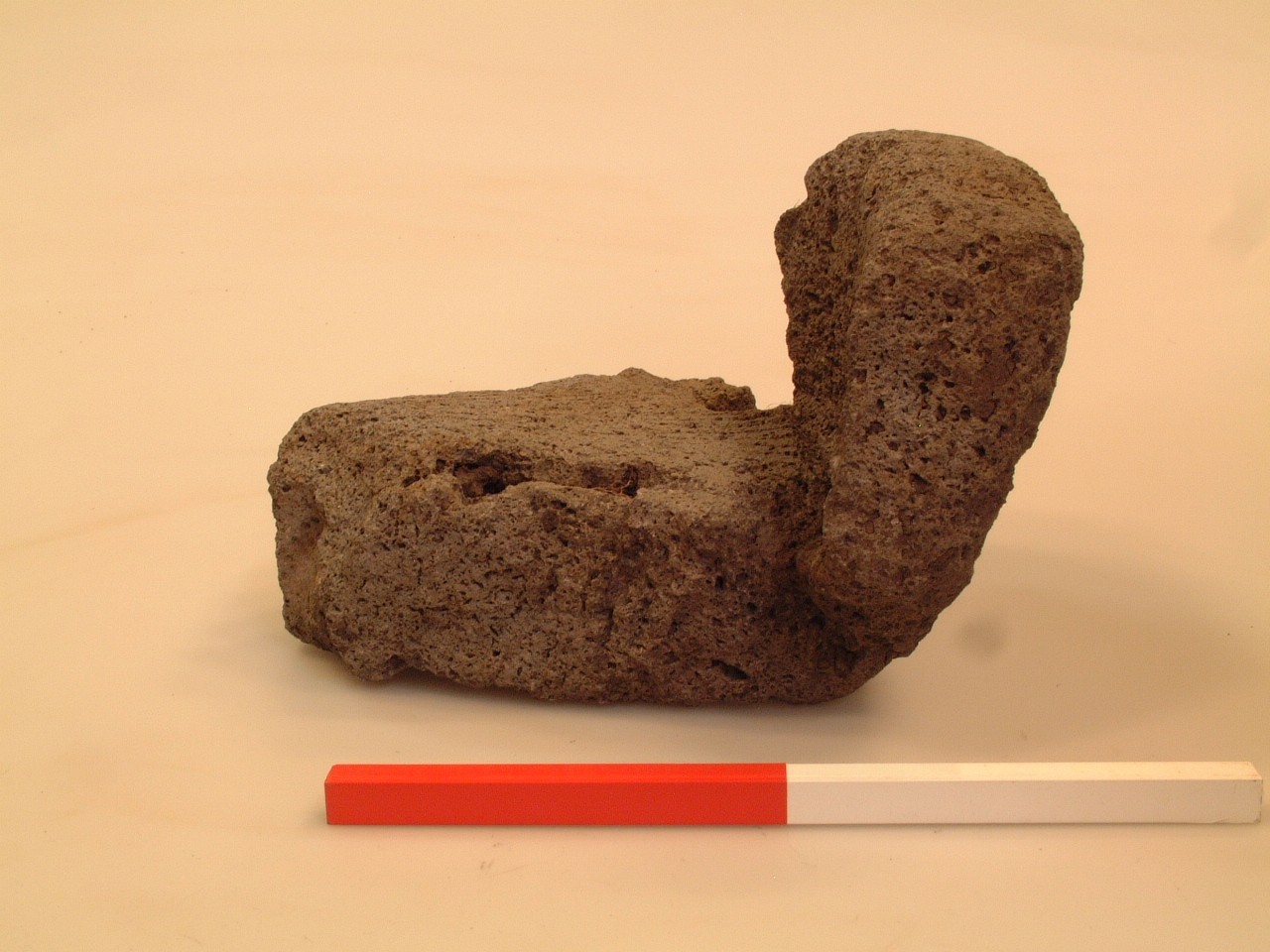 Maalsteen:ligger/loper - Provinciaal Archeologisch Depot Zuid-Holland