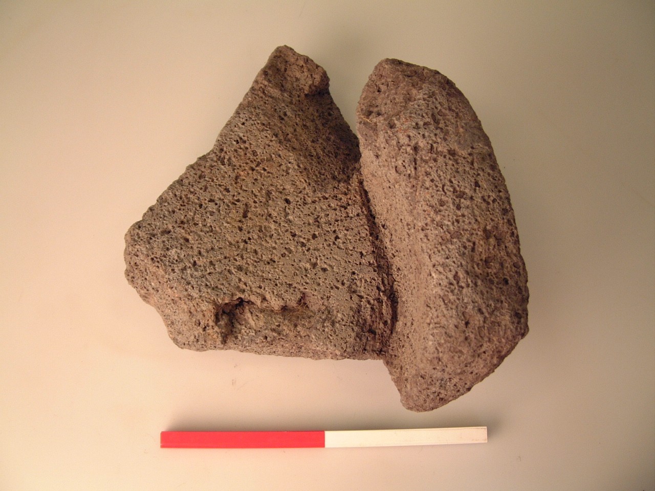 Maalsteen:ligger/loper - Provinciaal Archeologisch Depot Zuid-Holland